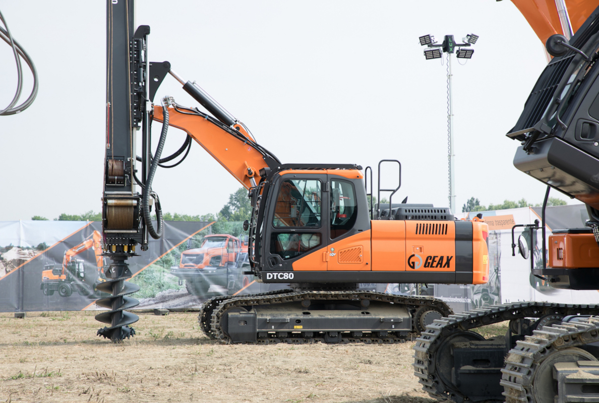 A Geax drilling machine based on a Doosan excavator | LECTURA Press