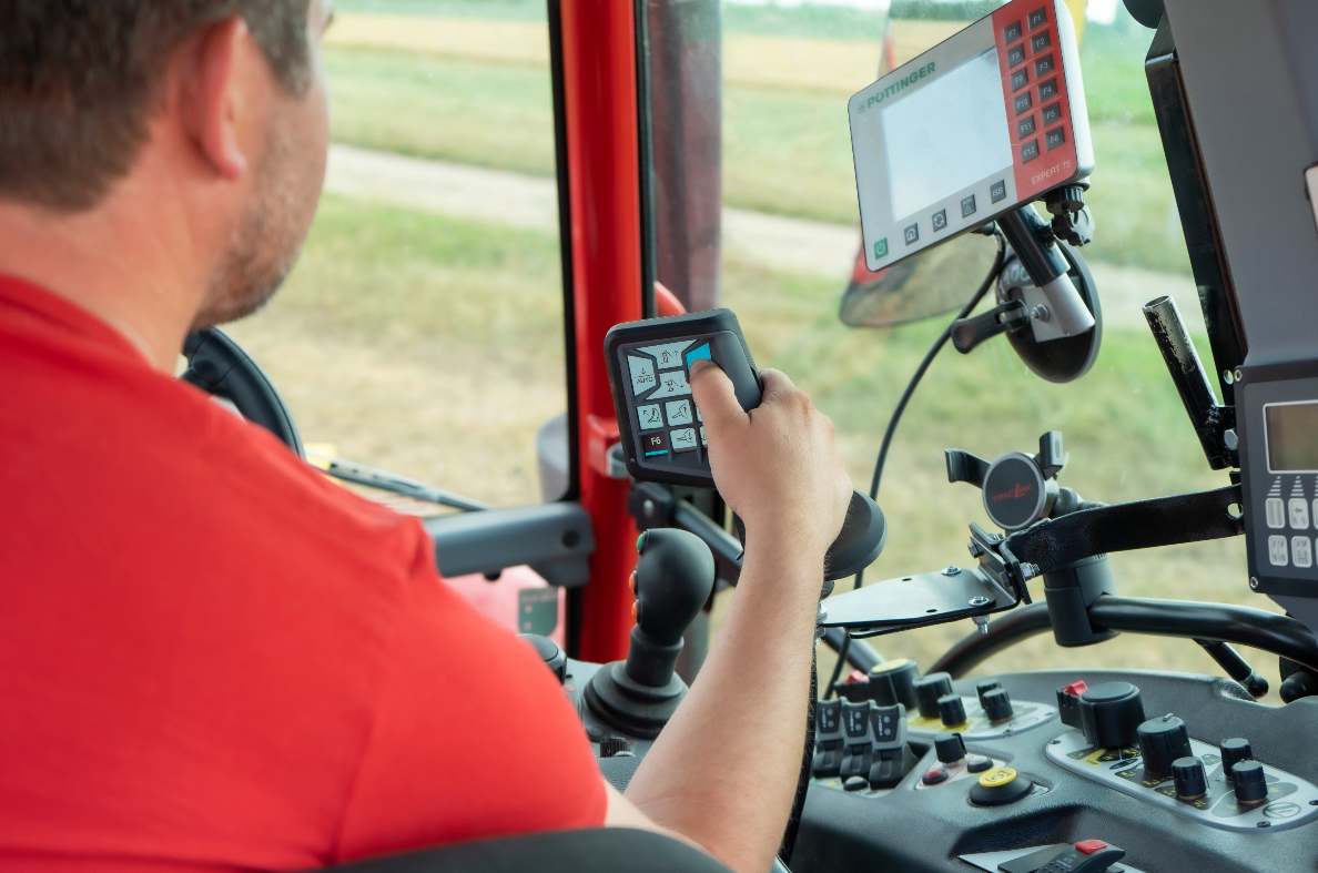 AUX Joystick CCI A3 with the new BOSS 3000 loader wagon series ...