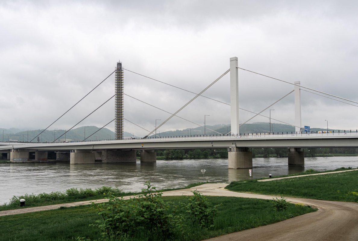 Doka formwork & scaffolding to renovate Voest Bridge | LECTURA Press