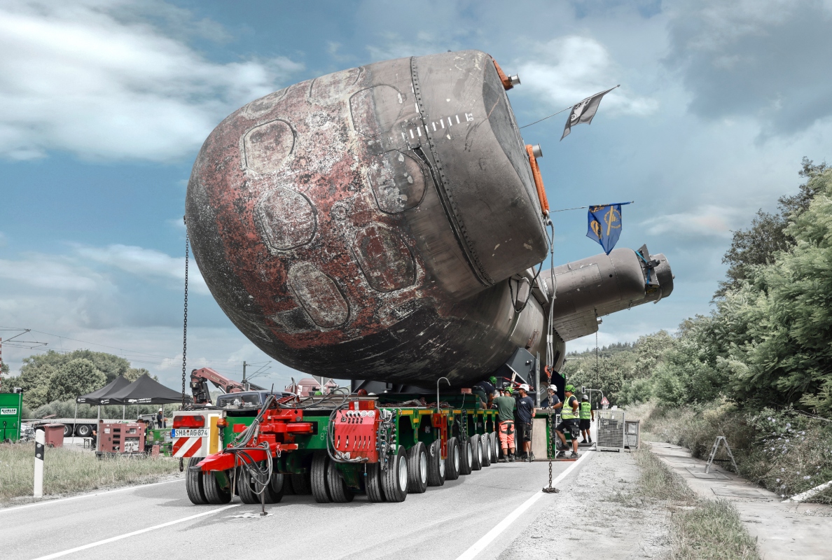 The world's first rotation of a submarine on a modular platform trailer ...