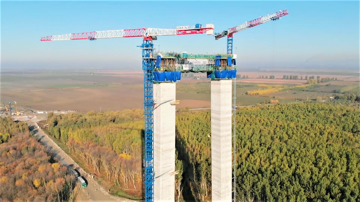 Raimondi MRT294 flat top tower cranes | LECTURA Press