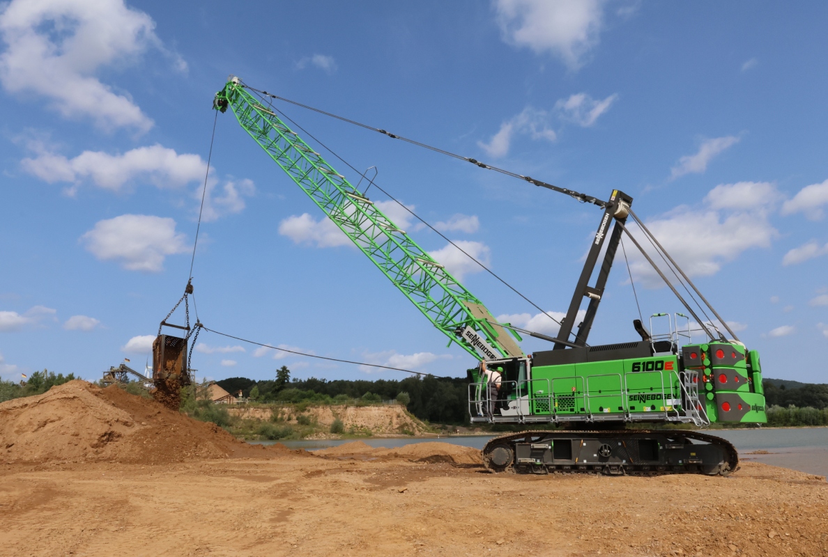 With the 100-ton 6100 E duty cycle crane, the Bokshorn gravel pit can ...