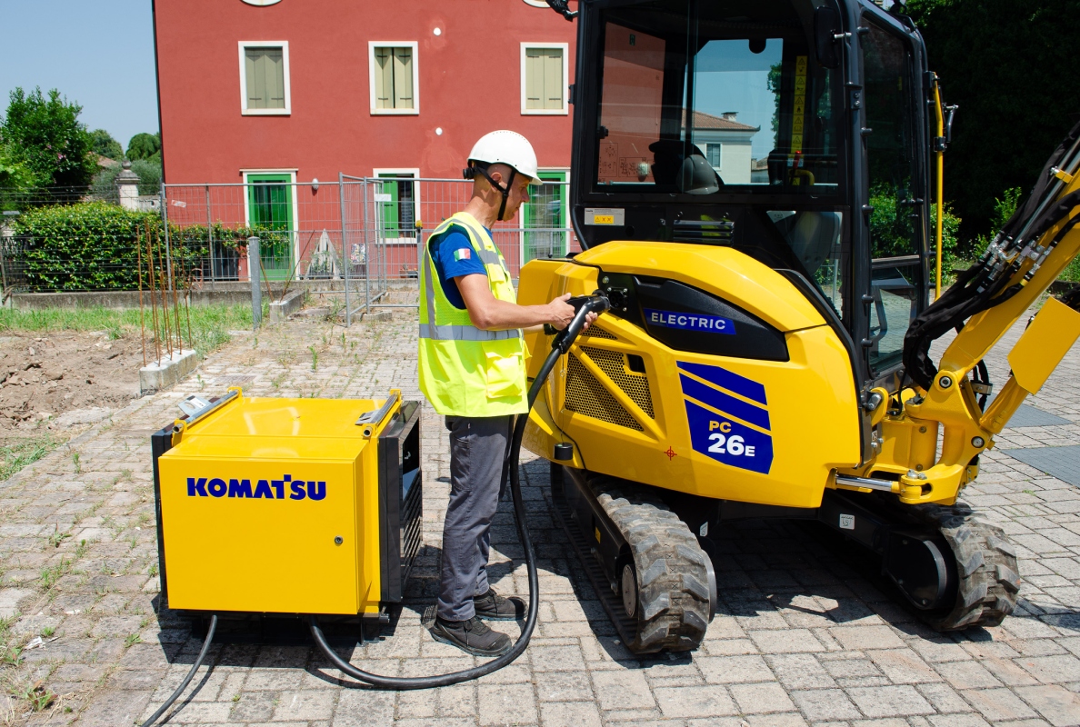 Komatsu extends electric mini excavator range with PC26E-6 | LECTURA Press