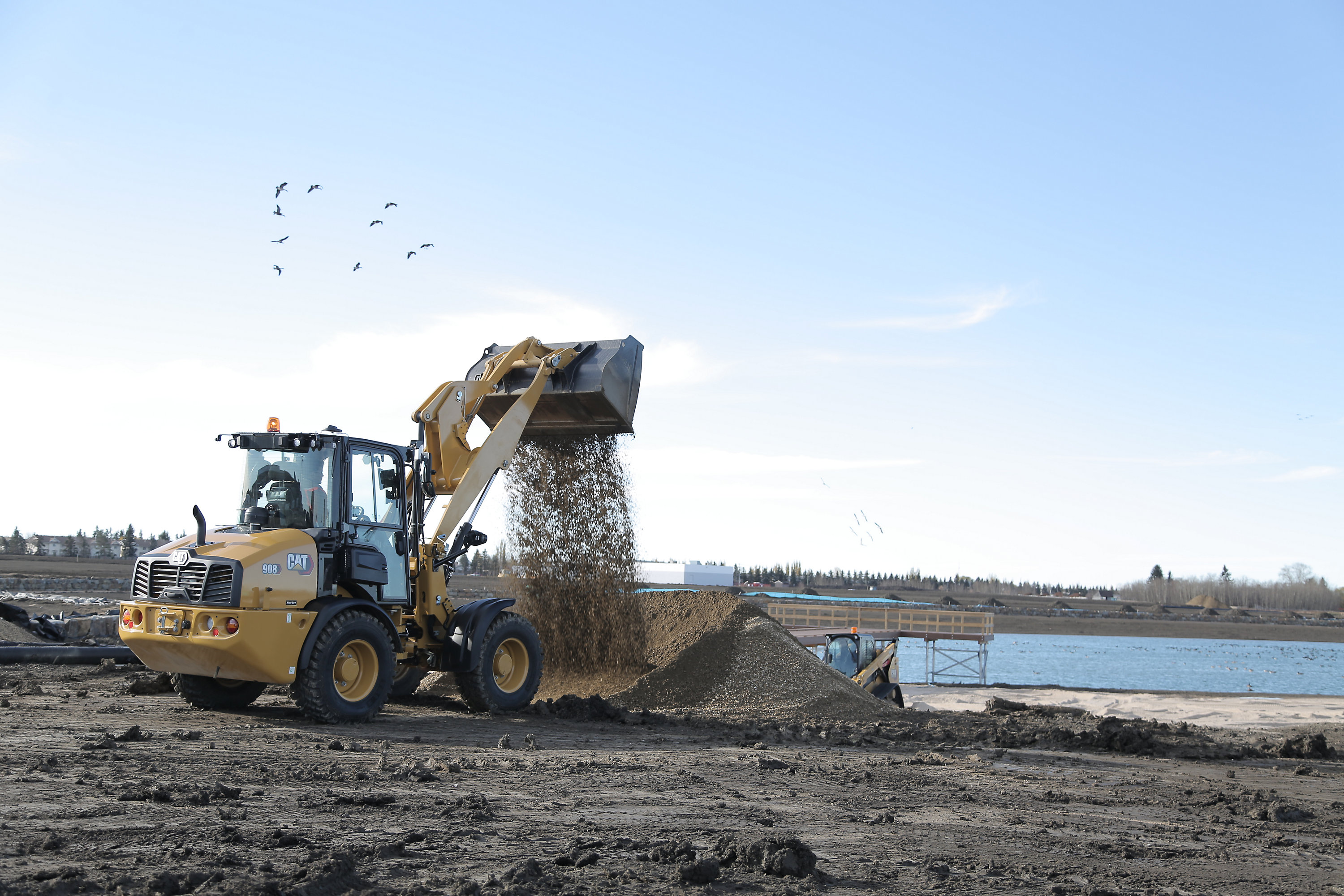 The Cat 908 compact wheel loader in a high lift configuration | LECTURA ...