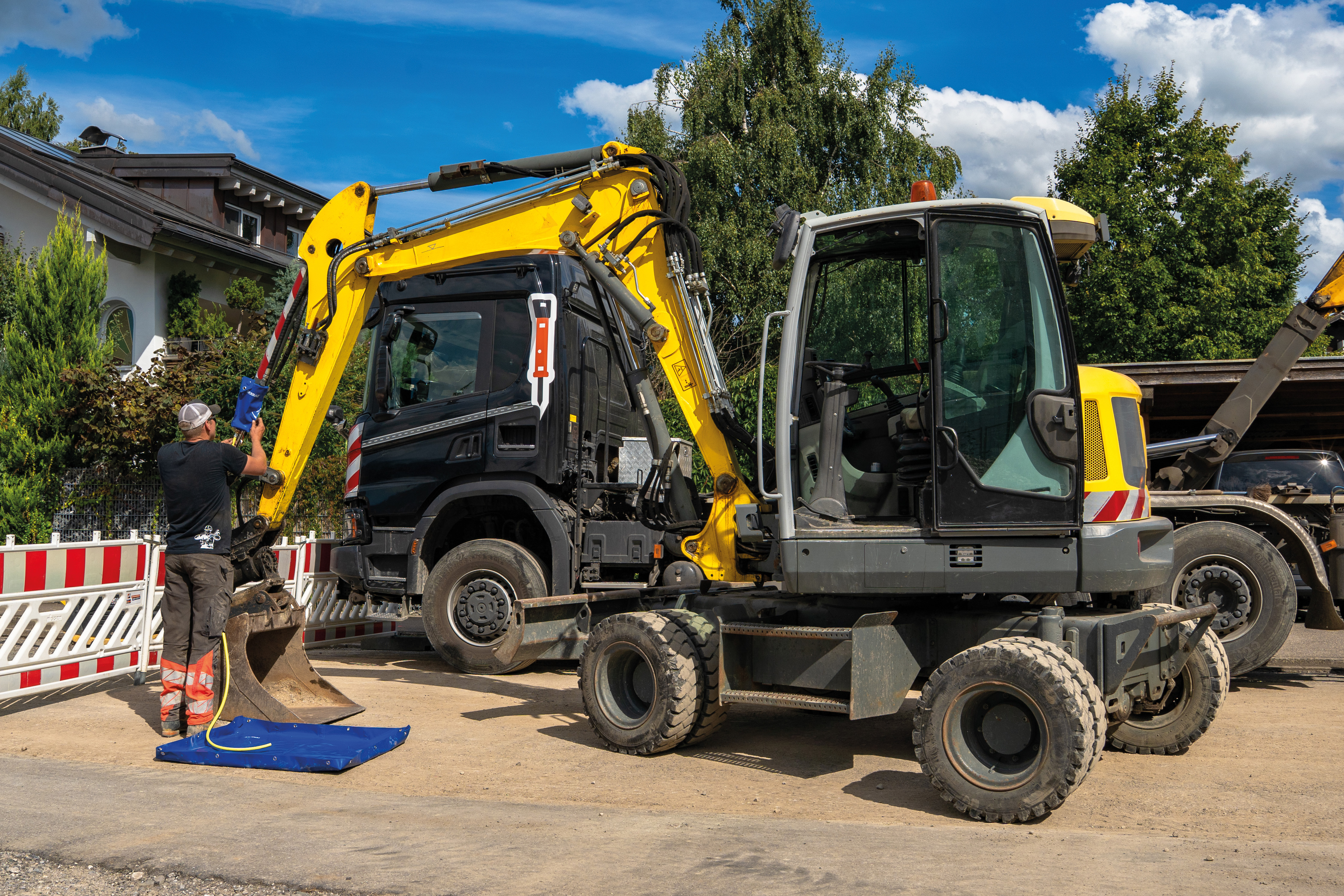 Clean liquid handling in construction machinery service | LECTURA Press