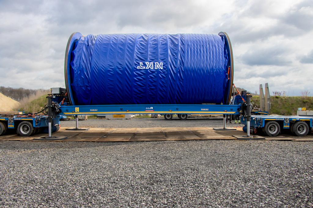 The vessel bridge can be lifted hydraulically under full load | LECTURA ...