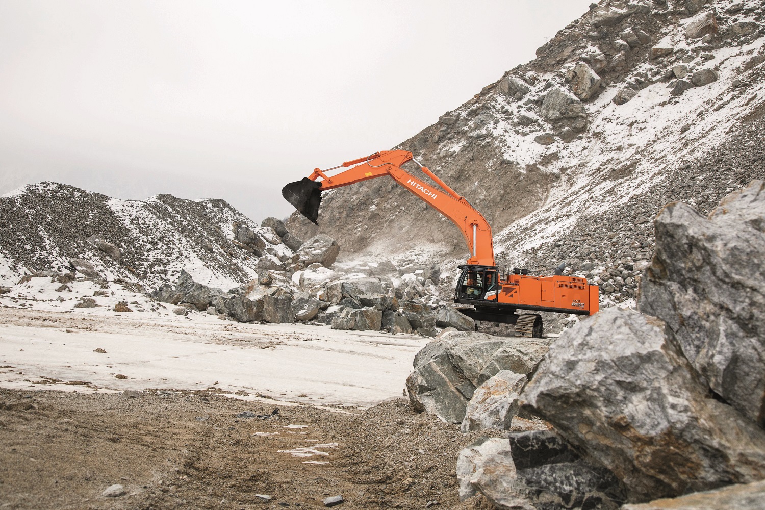 Hitachi ZX890LCH-7 excavator | LECTURA Press