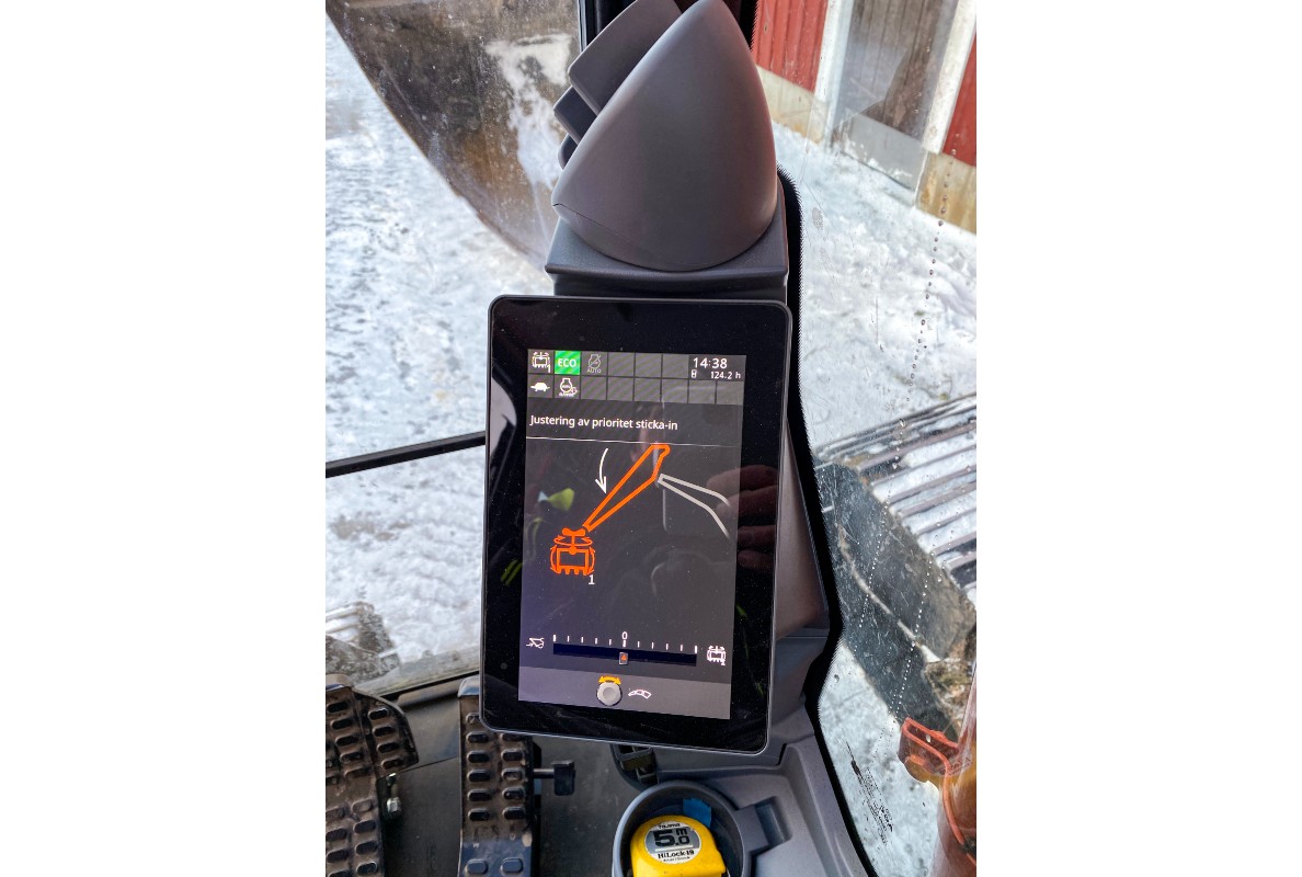 Hitachi excavator - camera | LECTURA Press