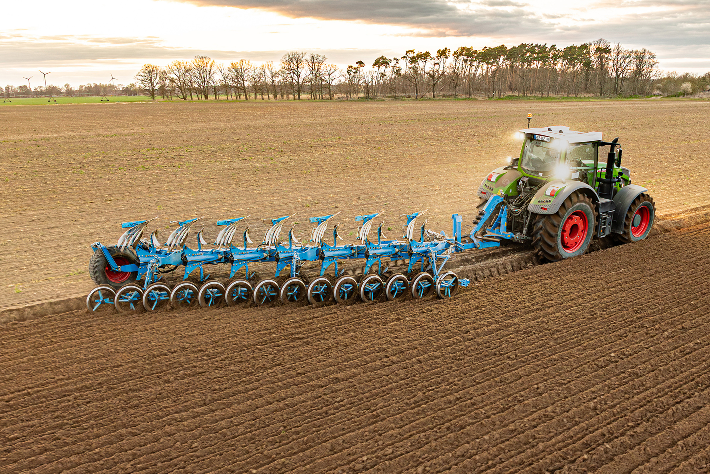 LEMKEN Diamant 18 with integrated furrow press | LECTURA Press