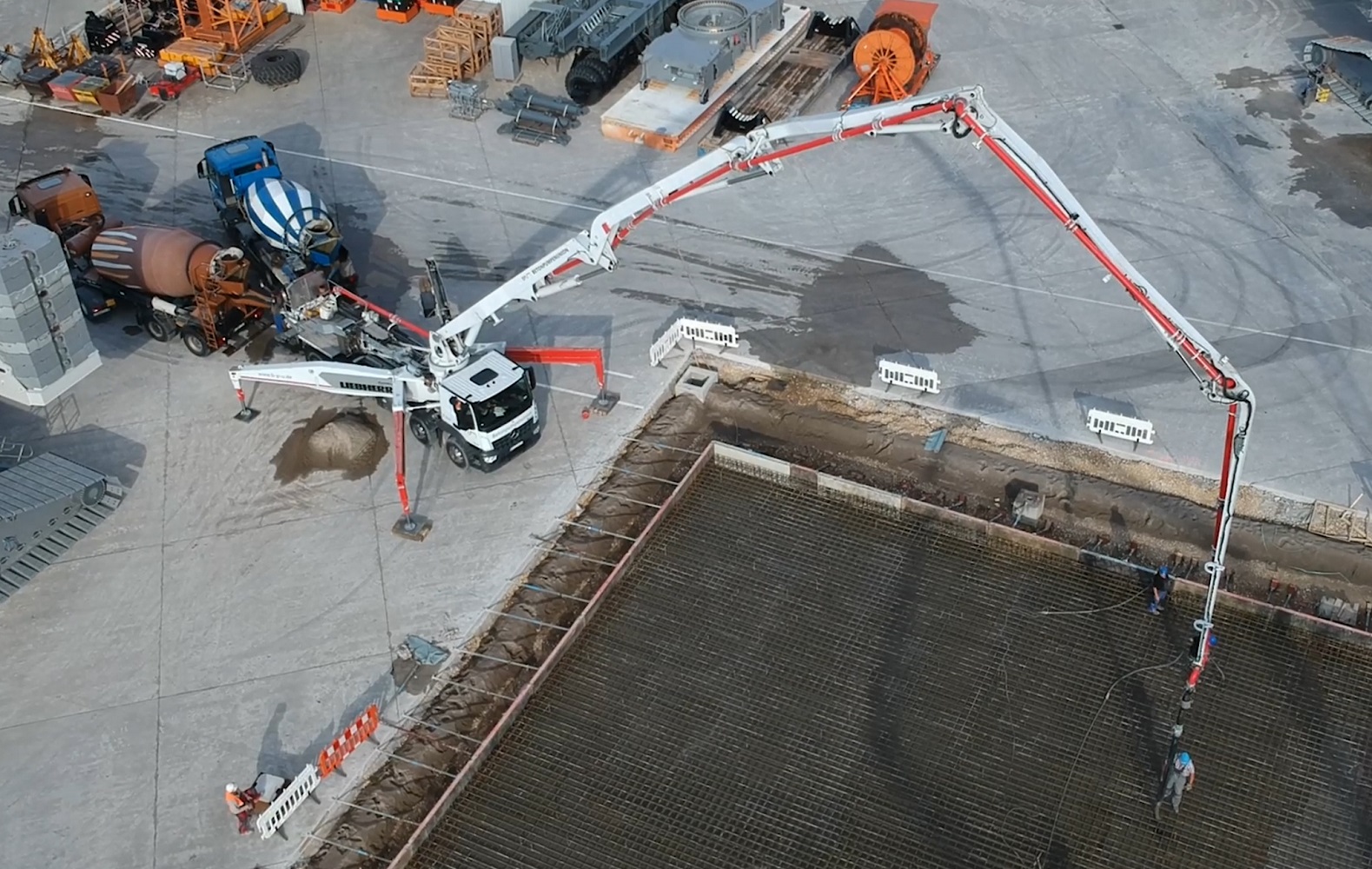 Liebherr 42 XXT in operation at the Liebherr factory in Ehingen ...