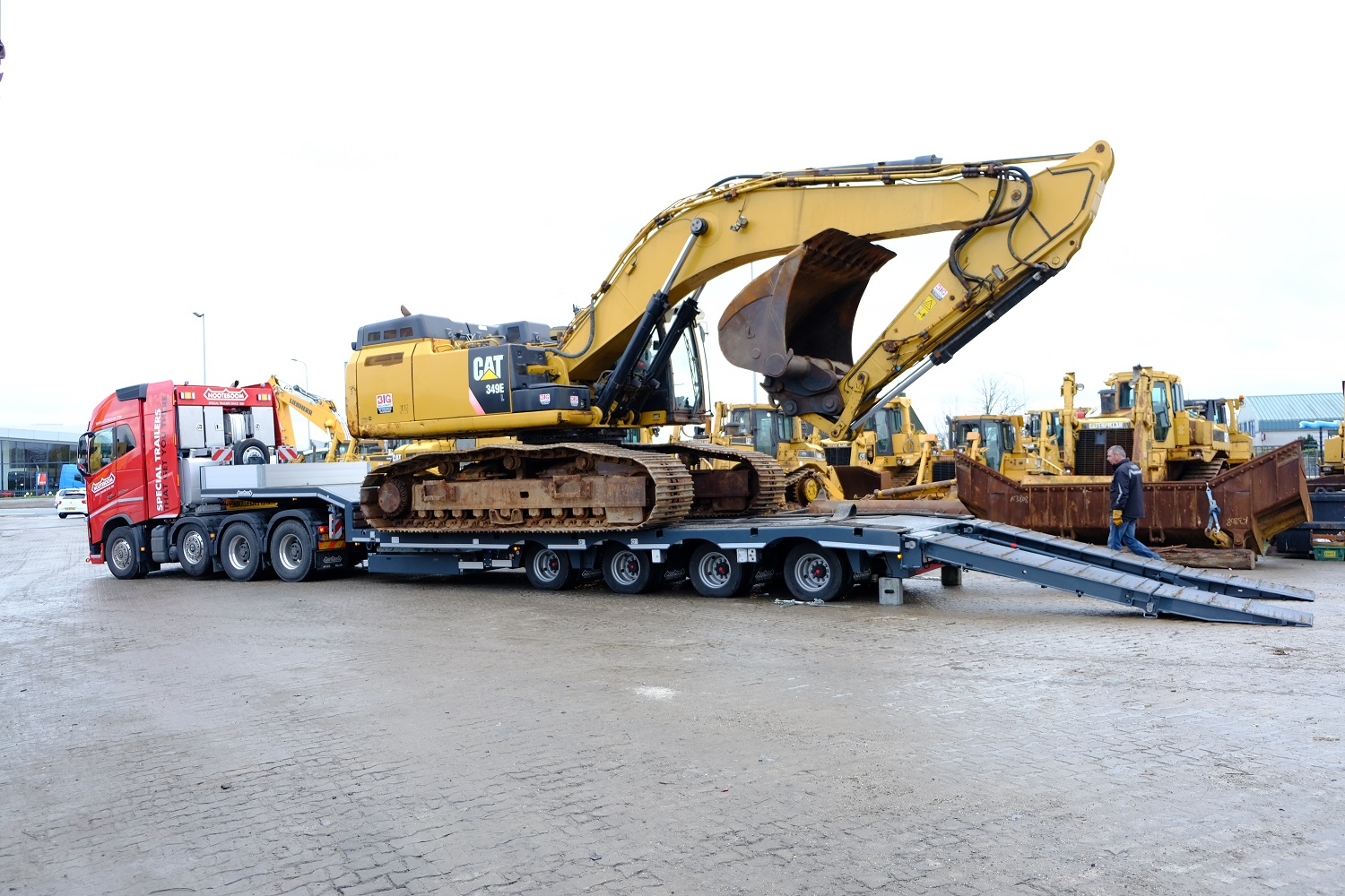 Even tracked excavators (max 47 tonnes) with a track width of up to 2 ...