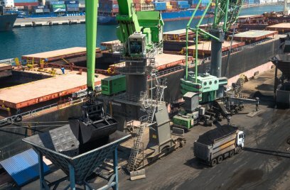 The height-adjustable Portcab driver's cab ensures optimum visibility ...