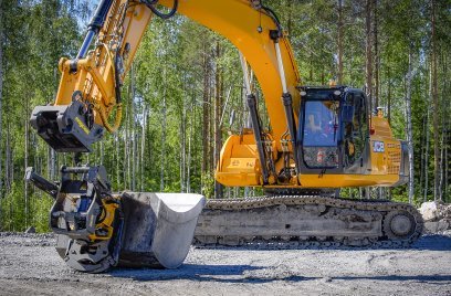 JCB 330 with engcon EC233 and EC-Oil | LECTURA Press
