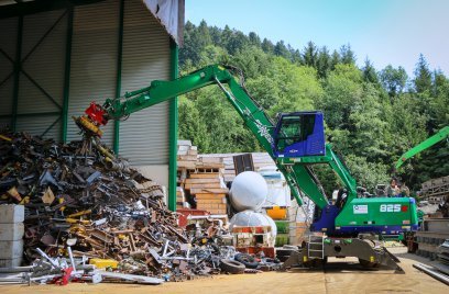 Mobile material handler SENNEBOGEN 825 E: Flexible use with either ...