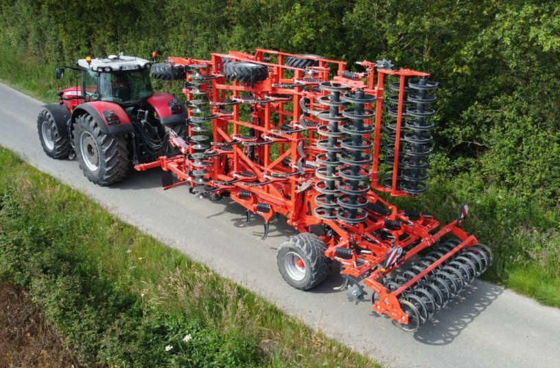 KUHN presents the new HIGHLANDER tine cultivator: Scalping and mixing ...