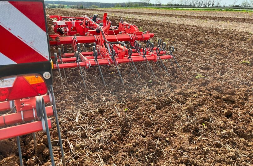 KUHN presents the new HIGHLANDER tine cultivator: Scalping and mixing ...