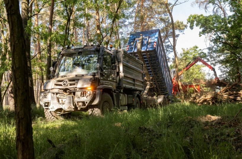 Profis im Forst: Neun Mercedes Benz Unimog zeigen ihr Können auf der ...