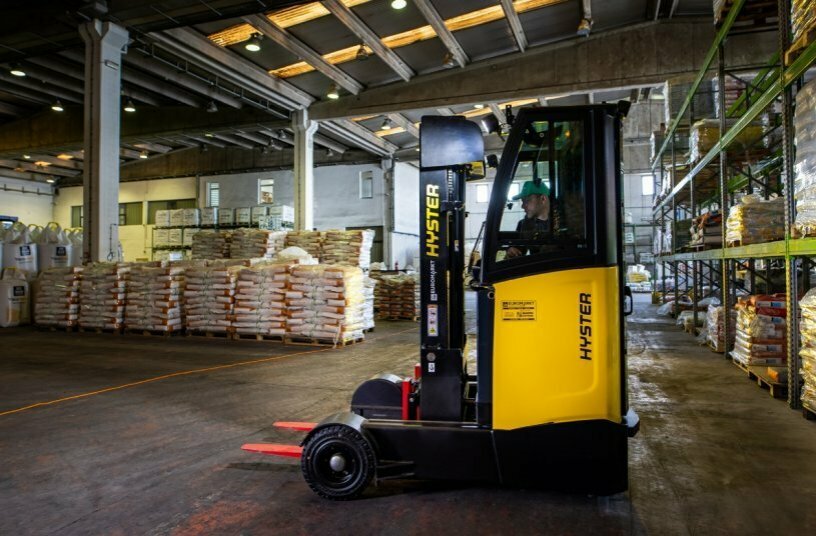 The new Hyster® Reach Truck goes outside | LECTURA Press