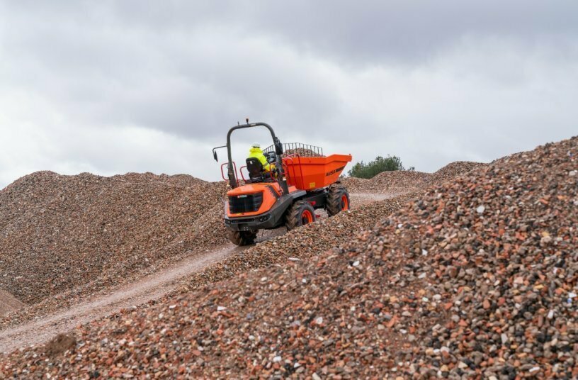 AUSA unveils its electric rough terrain forklift and a new reversible dumper | LECTURA Press
