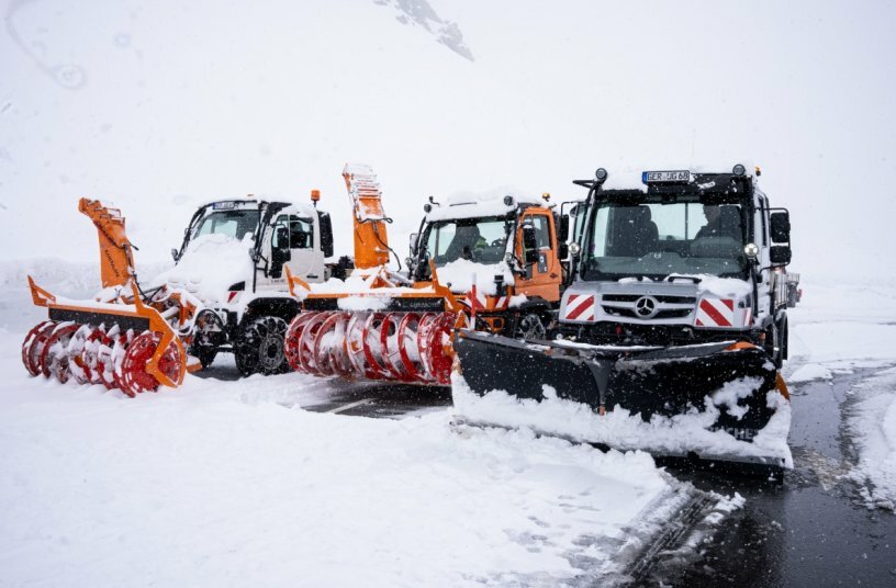 With the Unimog against the deep snow: Mercedes-Benz Special Trucks ...