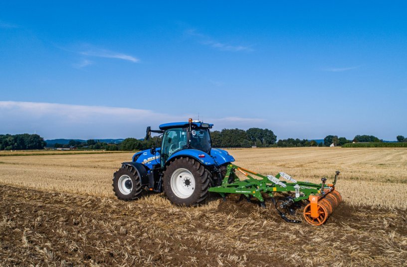 Shallow soil tillage with the AMAZONE C-Mix duckfoot share | LECTURA Press