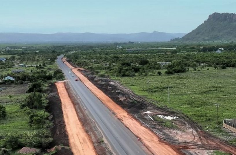 MEILLER Hinterkipper bewegen den Straßenbau in Ghana | LECTURA Press