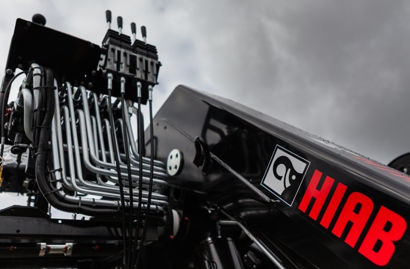 Hiab presents its biggest HIAB loader crane — HIAB iQ.1388 HiPro ...