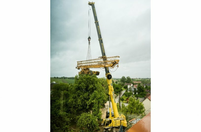 Mobile crane lifts construction crane over treetops | LECTURA Press