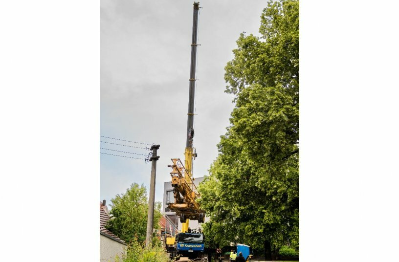 Mobile crane lifts construction crane over treetops | LECTURA Press