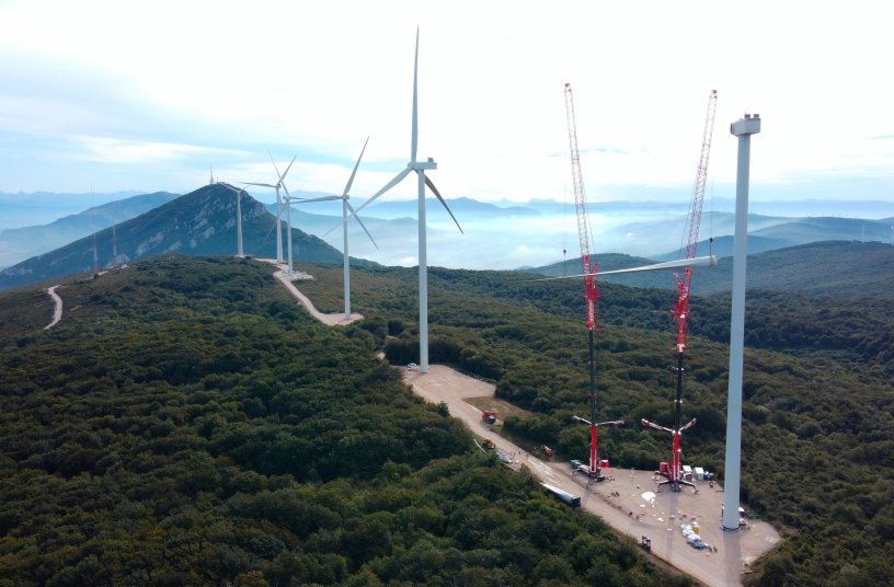 Blade replacement at a wind farm – tandem hoist by Liebherr mobile ...