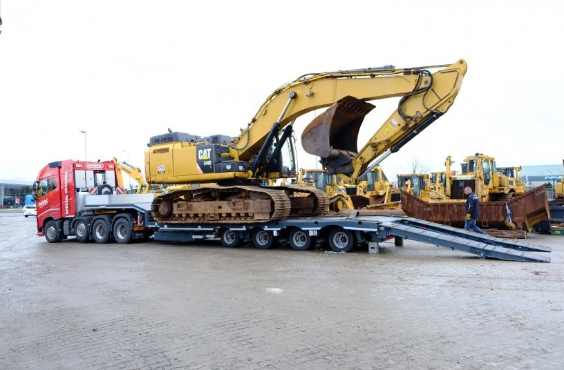 Nooteboom semi low-loader with hydraulic widening | LECTURA Press
