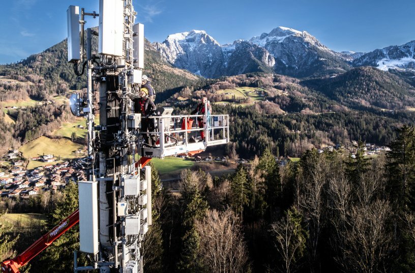 RUTHMANN STEIGER® T 570 HF Hybrid Enables Zero-Emission Alpine Work ...