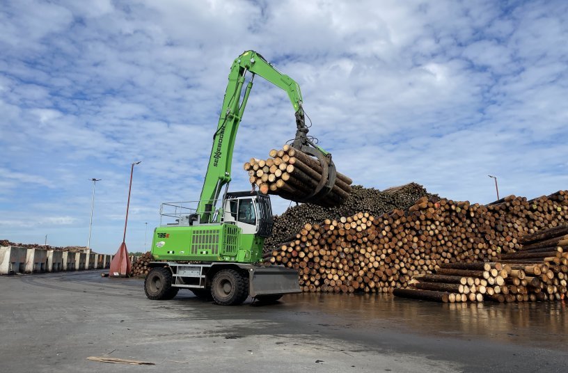 Efficient timber handling: Material handler with electric travel drive ...