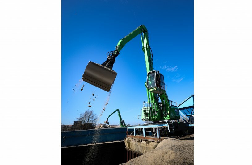 SENNEBOGEN 830 G Hybrid Excels in Port Operations | LECTURA Press