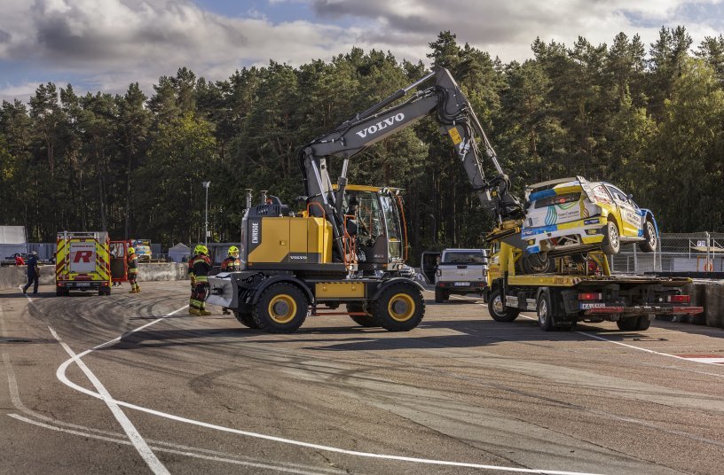 Volvo CE helps elevate motorsport safety with electric car recovery ...