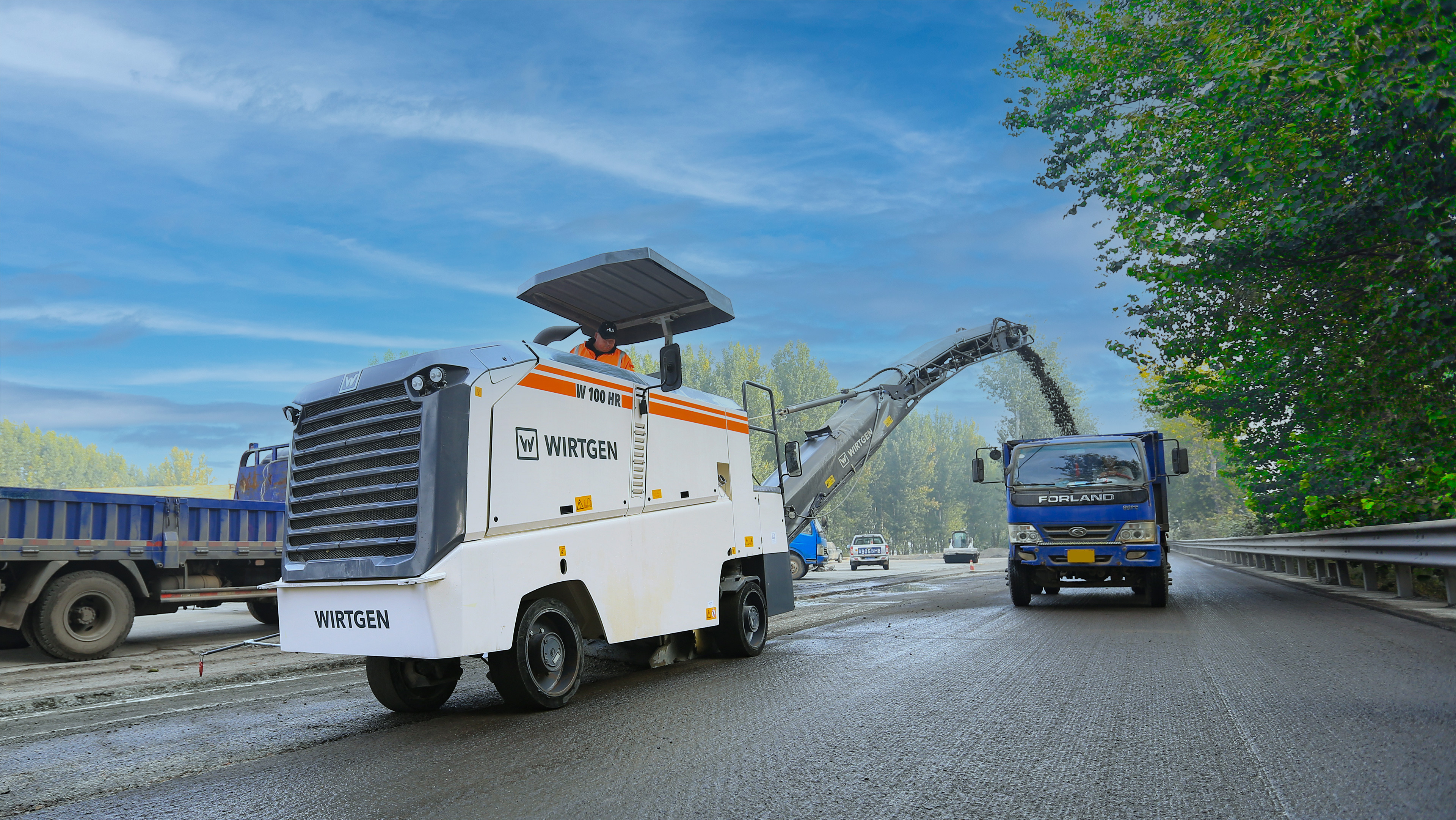 The Wirtgen W 100 HR combines powerful performance with efficiency and ...