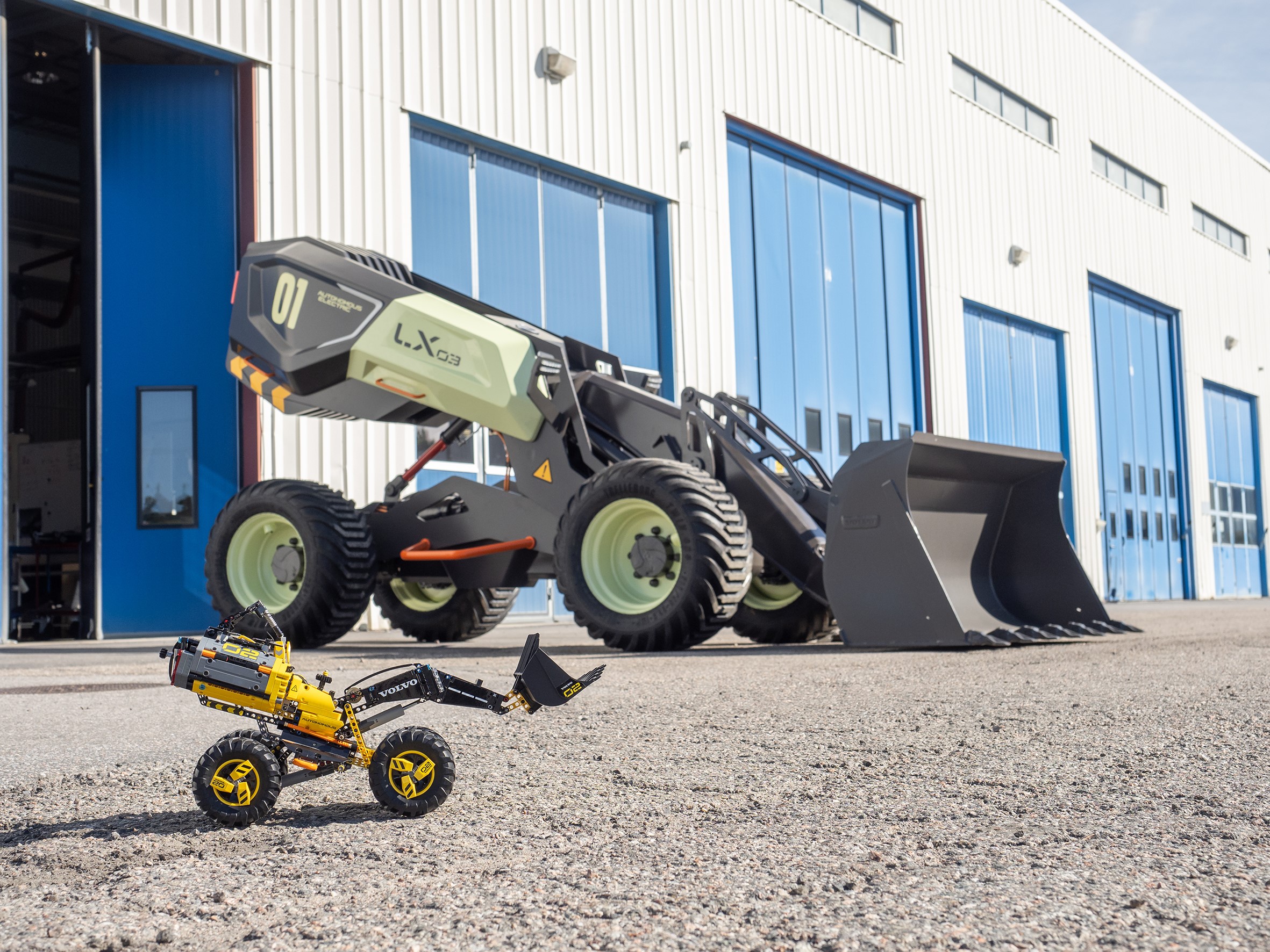 The prototype LX03 with the LEGO® Technic Concept Wheel Loader ZEUX ...